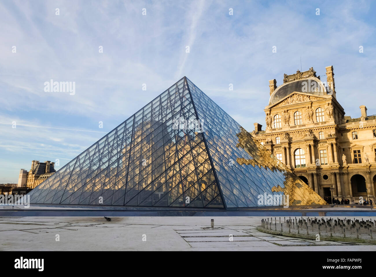 Pyramid of louvre hi-res stock photography and images - Alamy