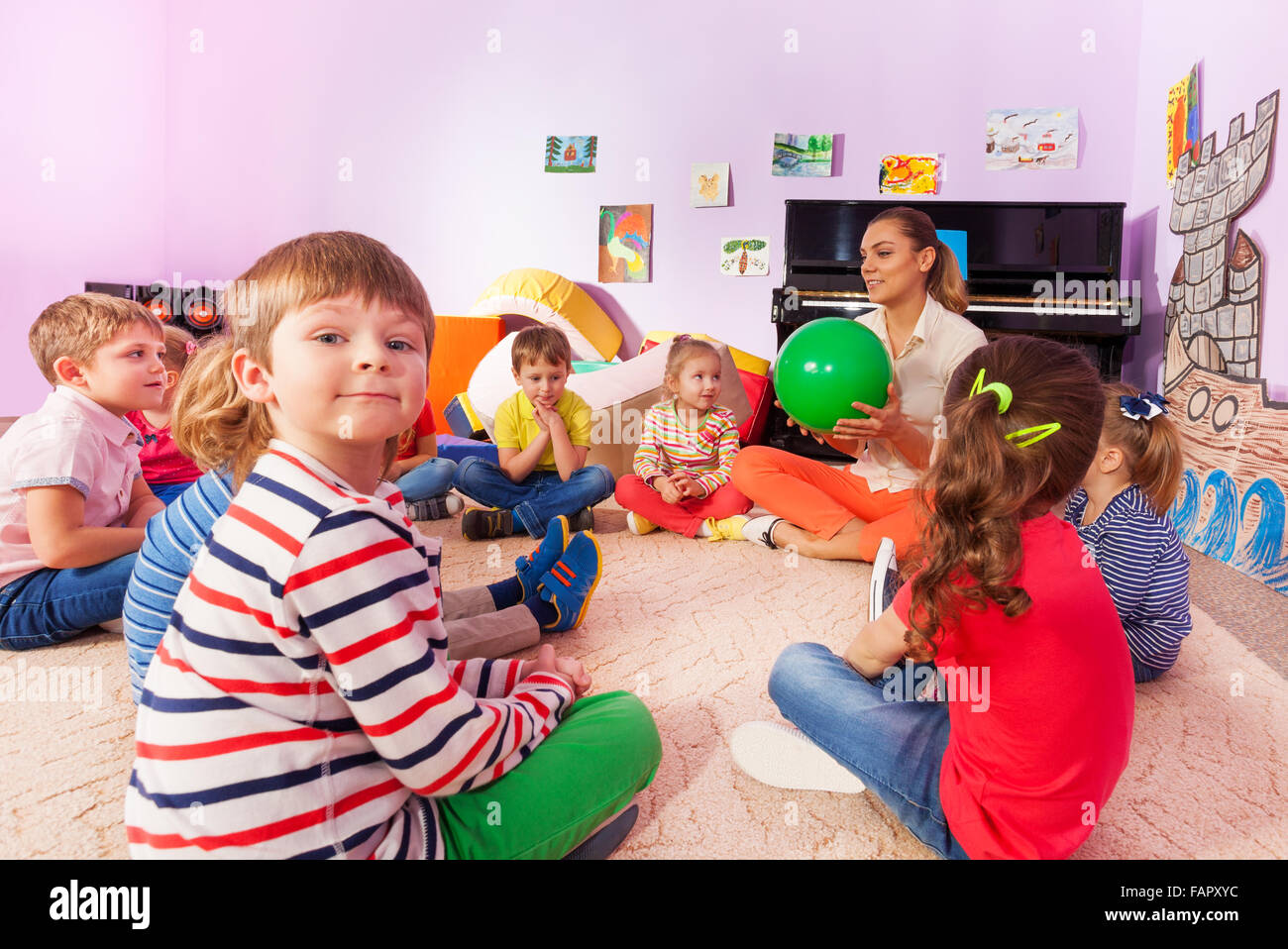 Children class circle hi-res stock photography and images - Alamy