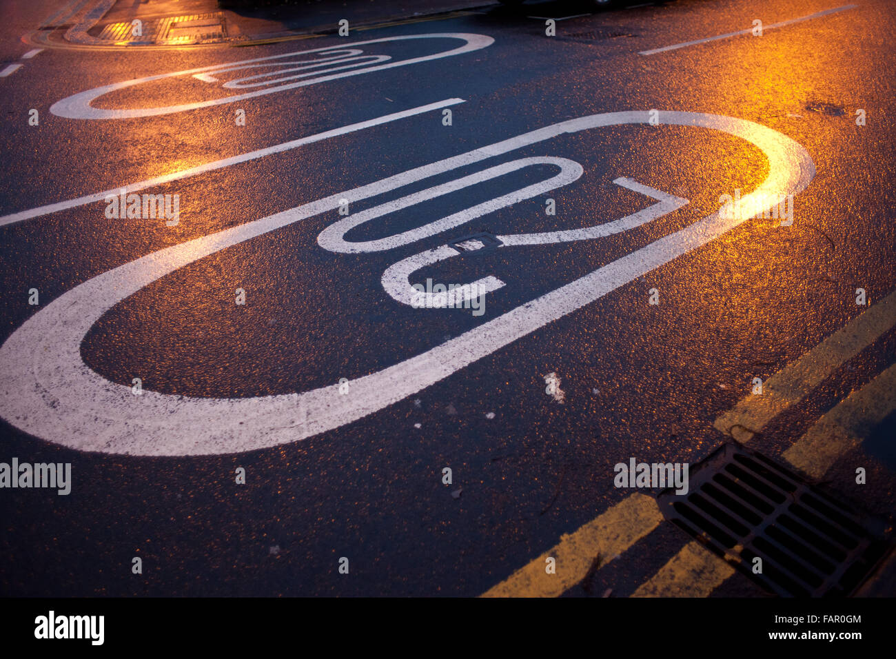 '20' speed limit signs on London road, after dark Stock Photo - Alamy