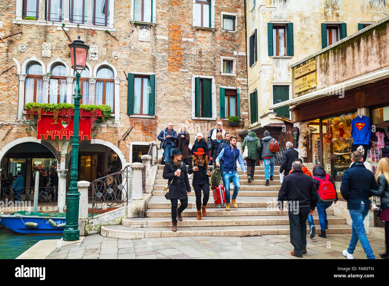 VENICE - NOVEMBER 20: Crowded with tourists Nuova street on November 20 ...
