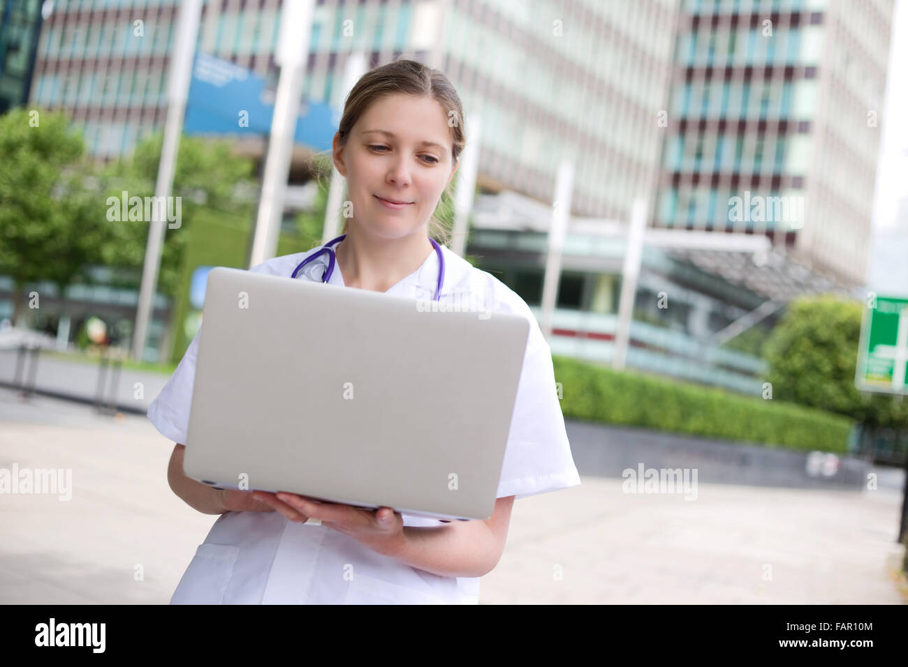 Doctor happy computer hi-res stock photography and images - Alamy