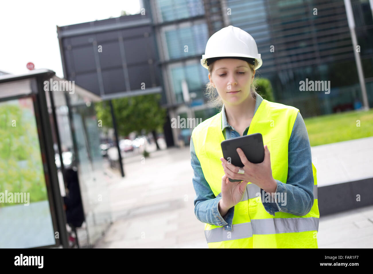 construction worker using a tablet Stock Photo - Alamy