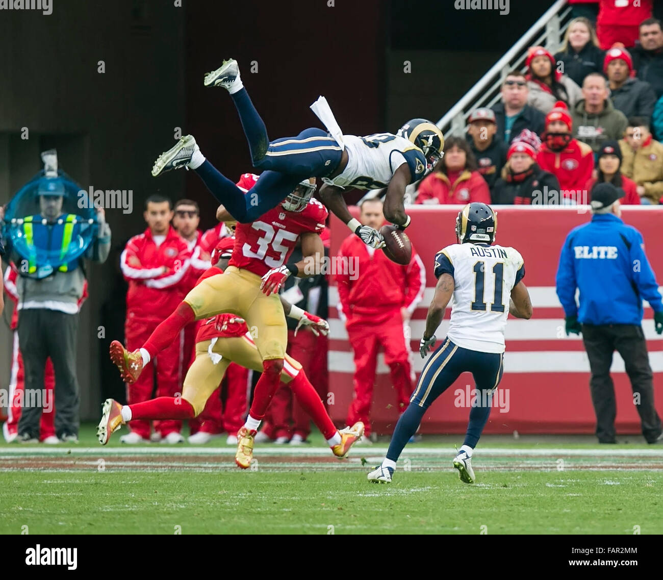 Football receiver leaps in between hi-res stock photography and images ...