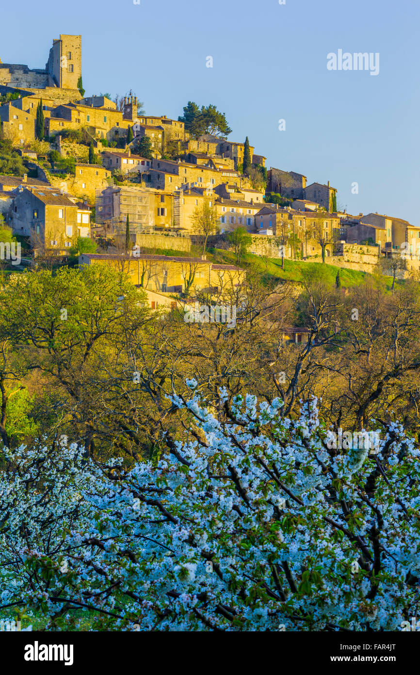 Hill town of Lacoste, Provence, France Stock Photo - Alamy