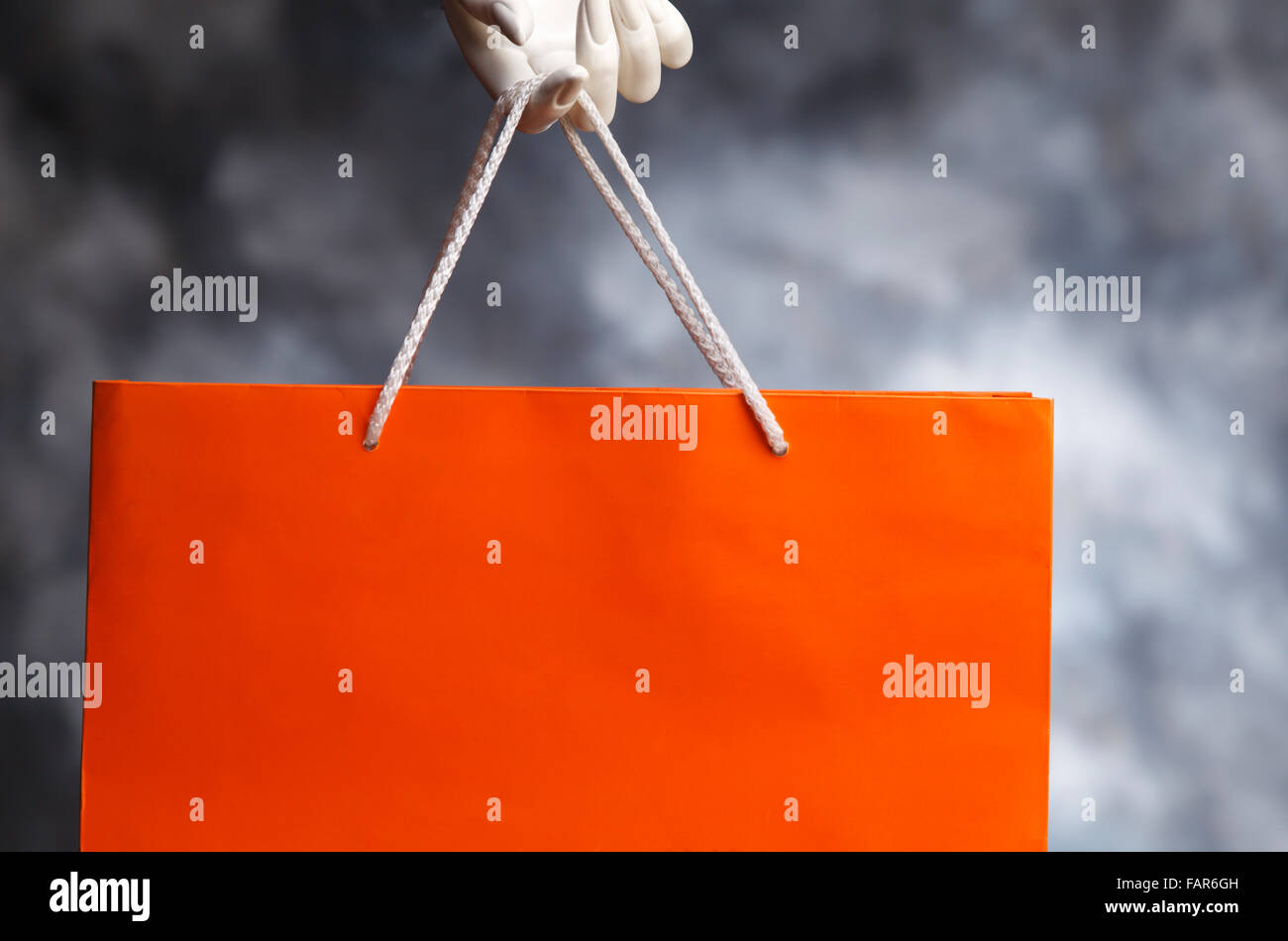 Hand holding white paper bag hi-res stock photography and images - Alamy