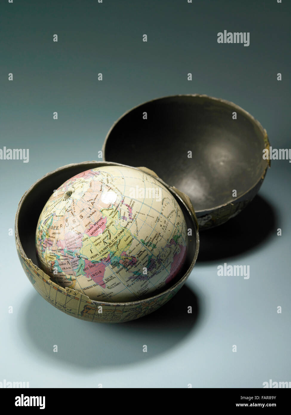Broken map of world globe hi-res stock photography and images - Alamy