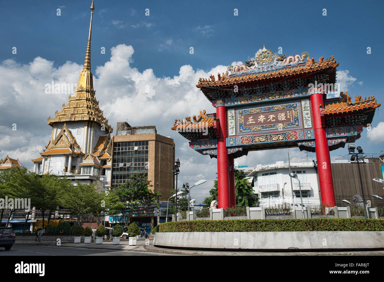 The Chinatown Gate and Wat Traimit in Bangkok, Thailand Stock Photo - Alamy