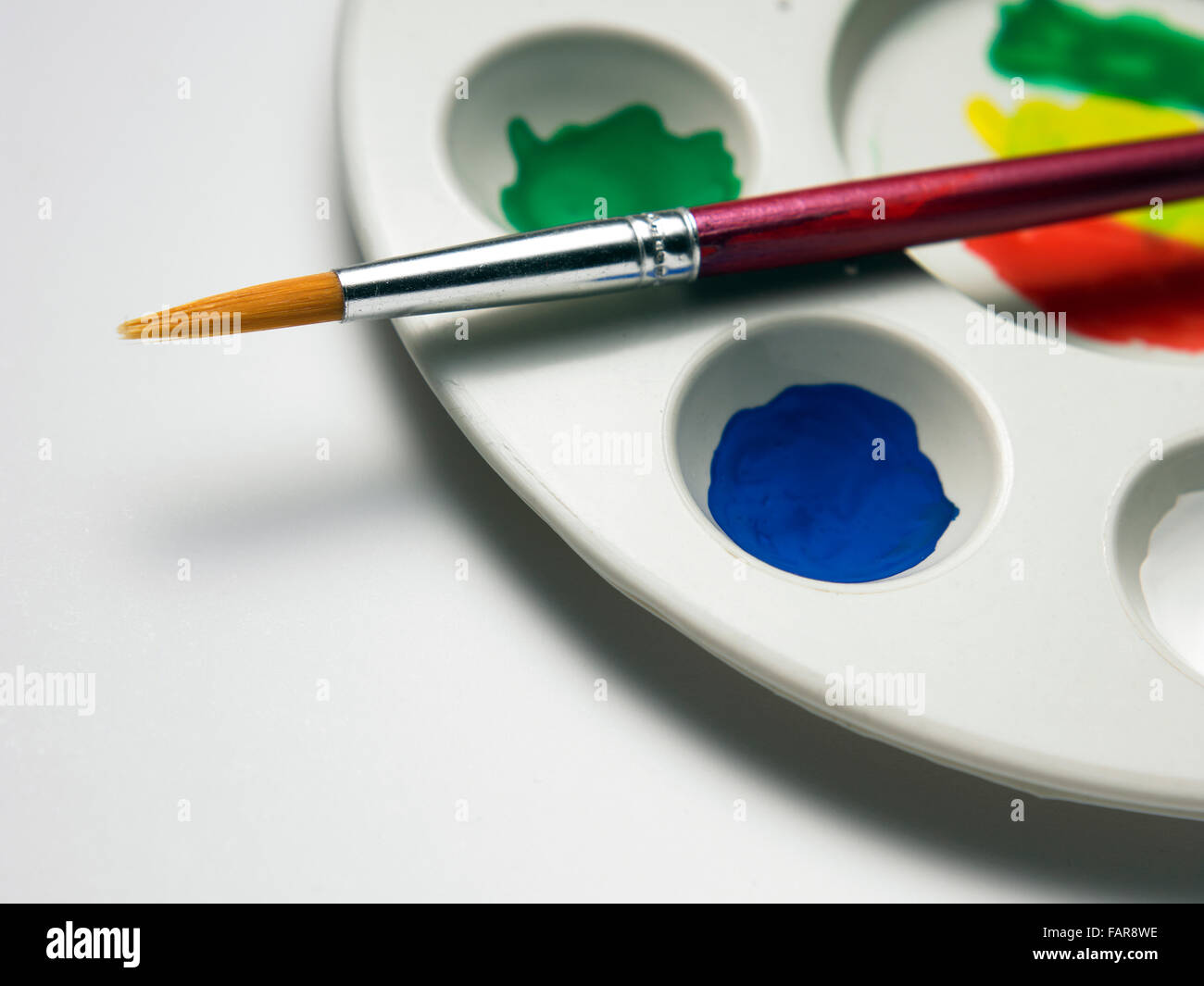 close up of the paint brush on the color palette Stock Photo - Alamy