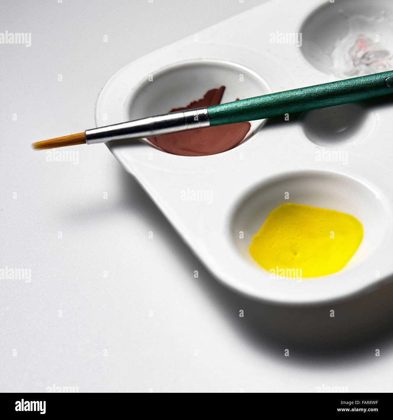 close up of the paint brush on the color palette Stock Photo - Alamy