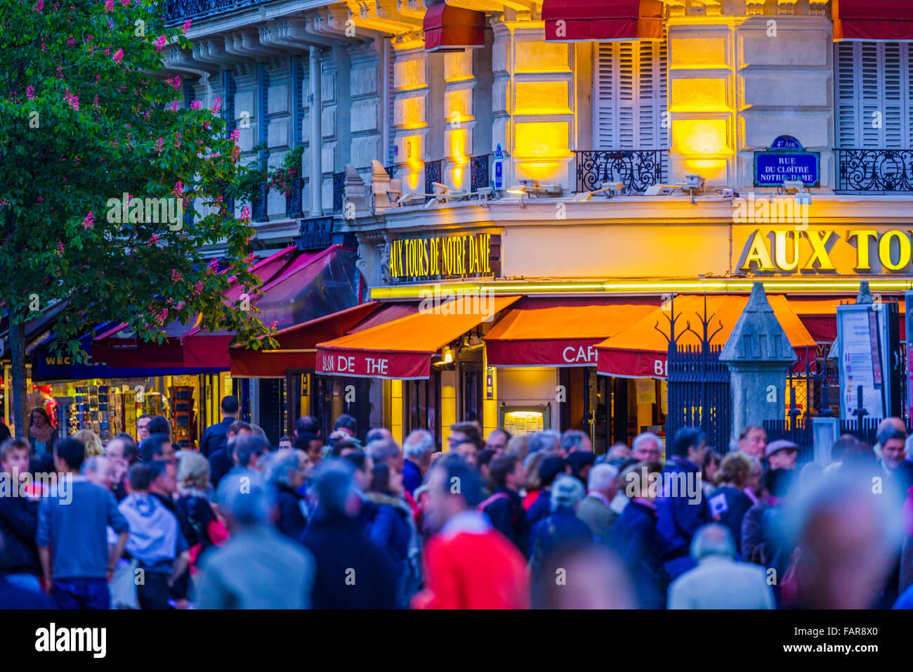 Crowds walking street paris hi-res stock photography and images - Alamy