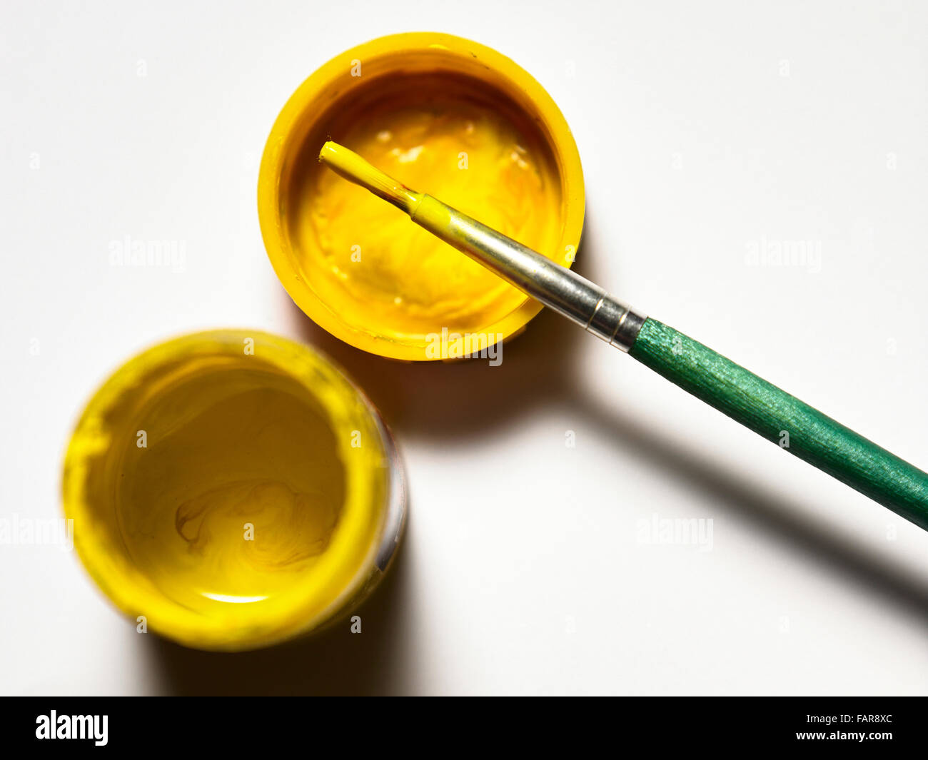 close up of the paint brush with yellow color Stock Photo - Alamy