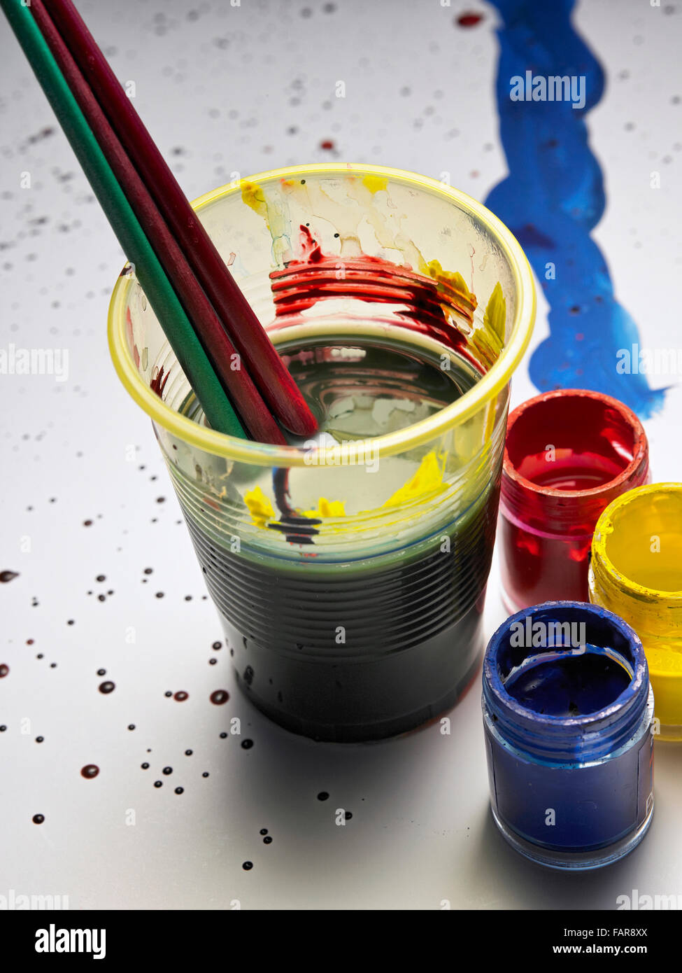 paint brush drip into the washing bucket Stock Photo - Alamy