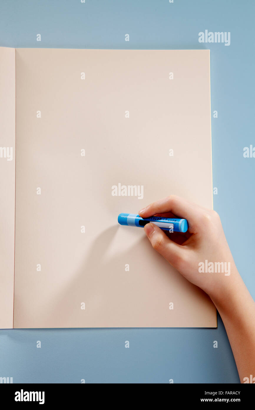 Human hand holding a crayon,ready to draw Stock Photo - Alamy