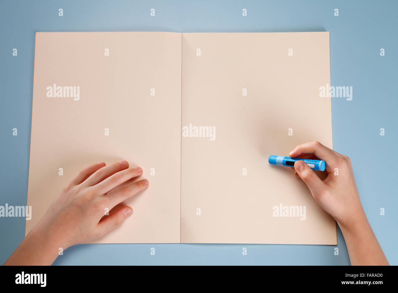 Human hand holding a crayon,ready to draw Stock Photo - Alamy
