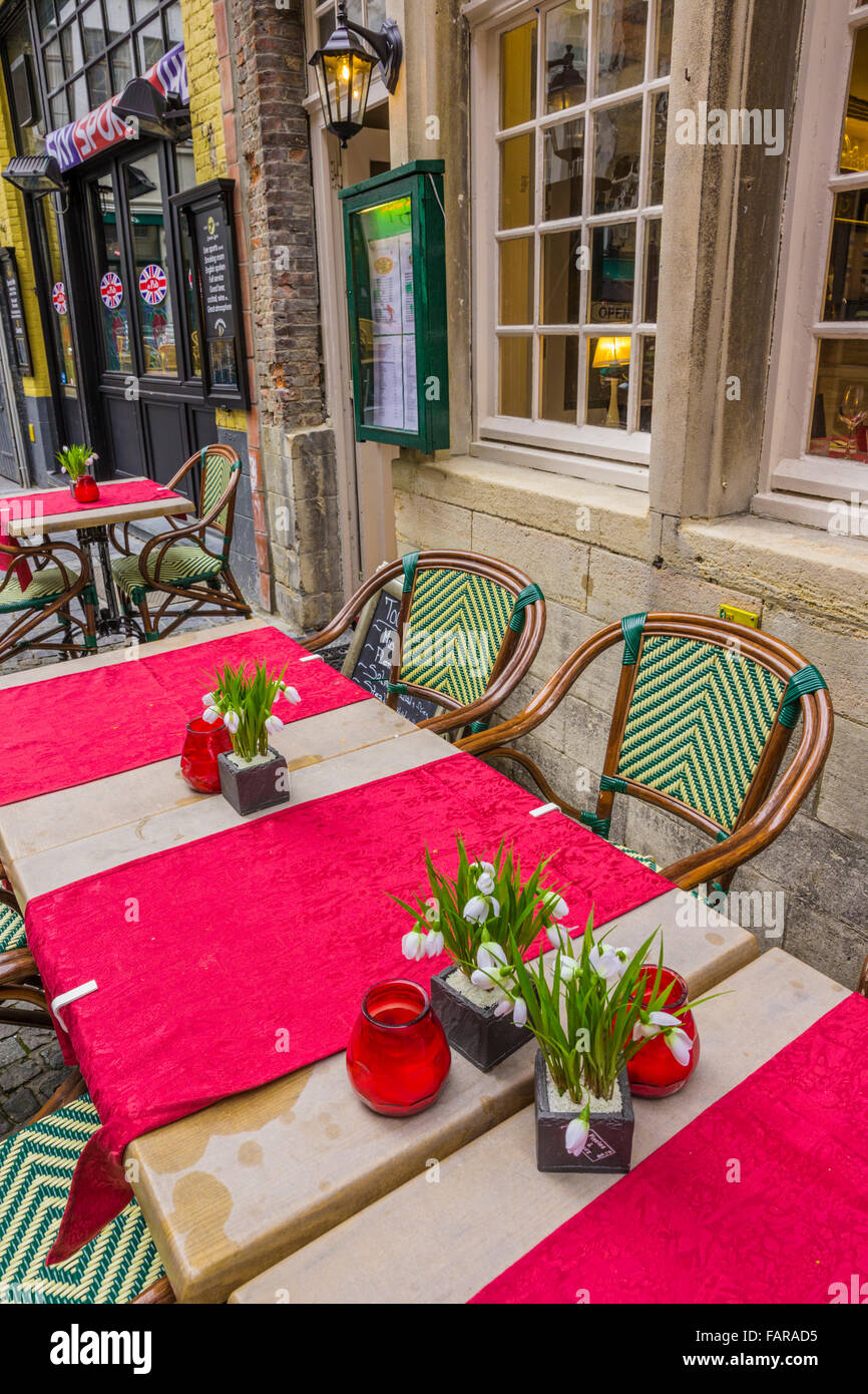 Outdoor restaurant seating, Brugge, Belgium Stock Photo - Alamy