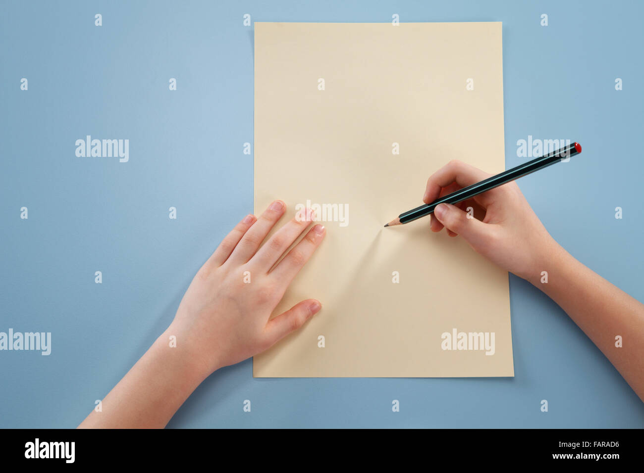 Human hand holding a pencil,ready to write Stock Photo - Alamy