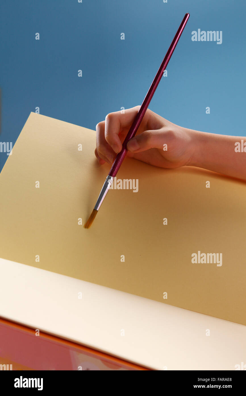 Human hand preparing to draw on a sketch pad Stock Photo - Alamy
