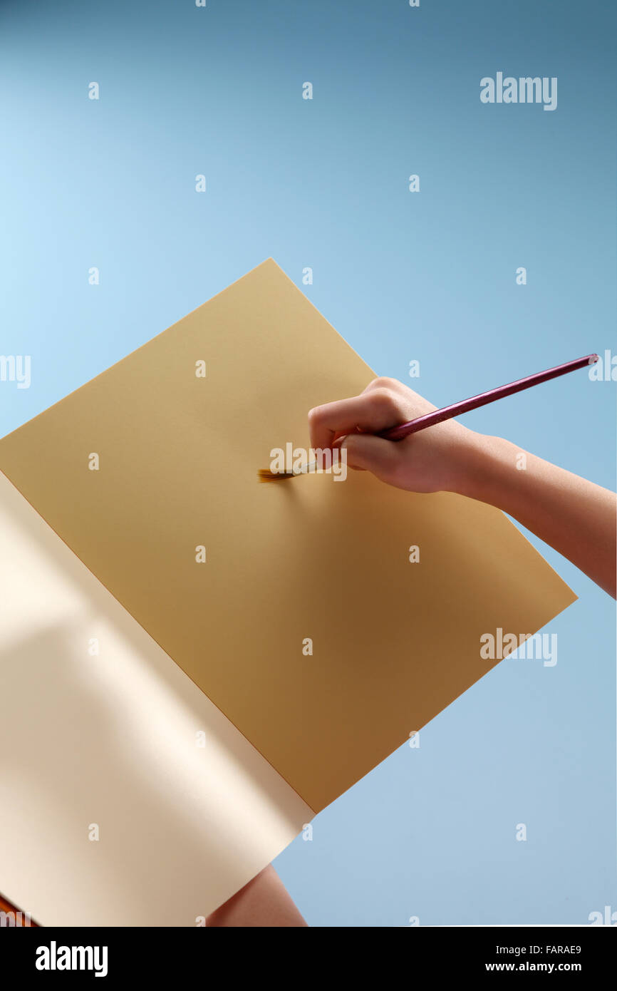 Human hand preparing to draw on a sketch pad Stock Photo - Alamy
