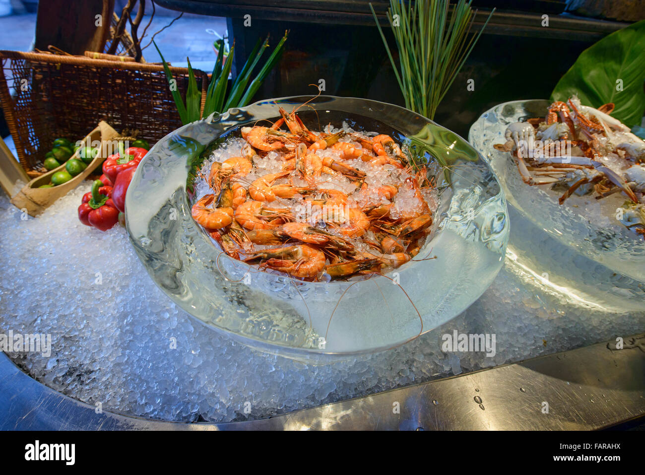 Shrimps on ice at a buffet in Bangkok, Thailand Stock Photo - Alamy