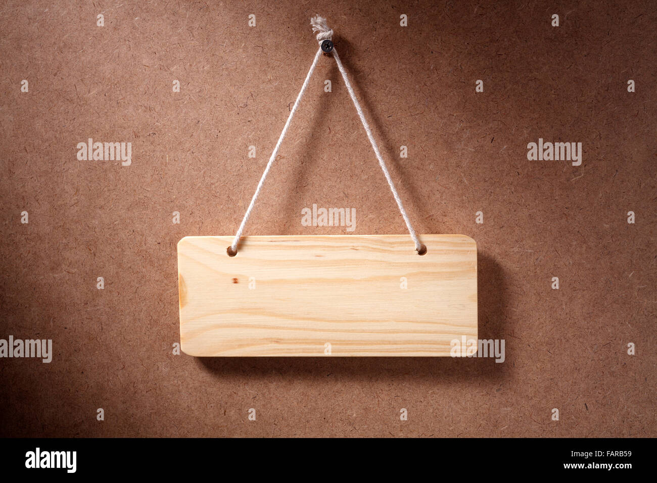 Empty wooden sign hung on background Stock Photo - Alamy