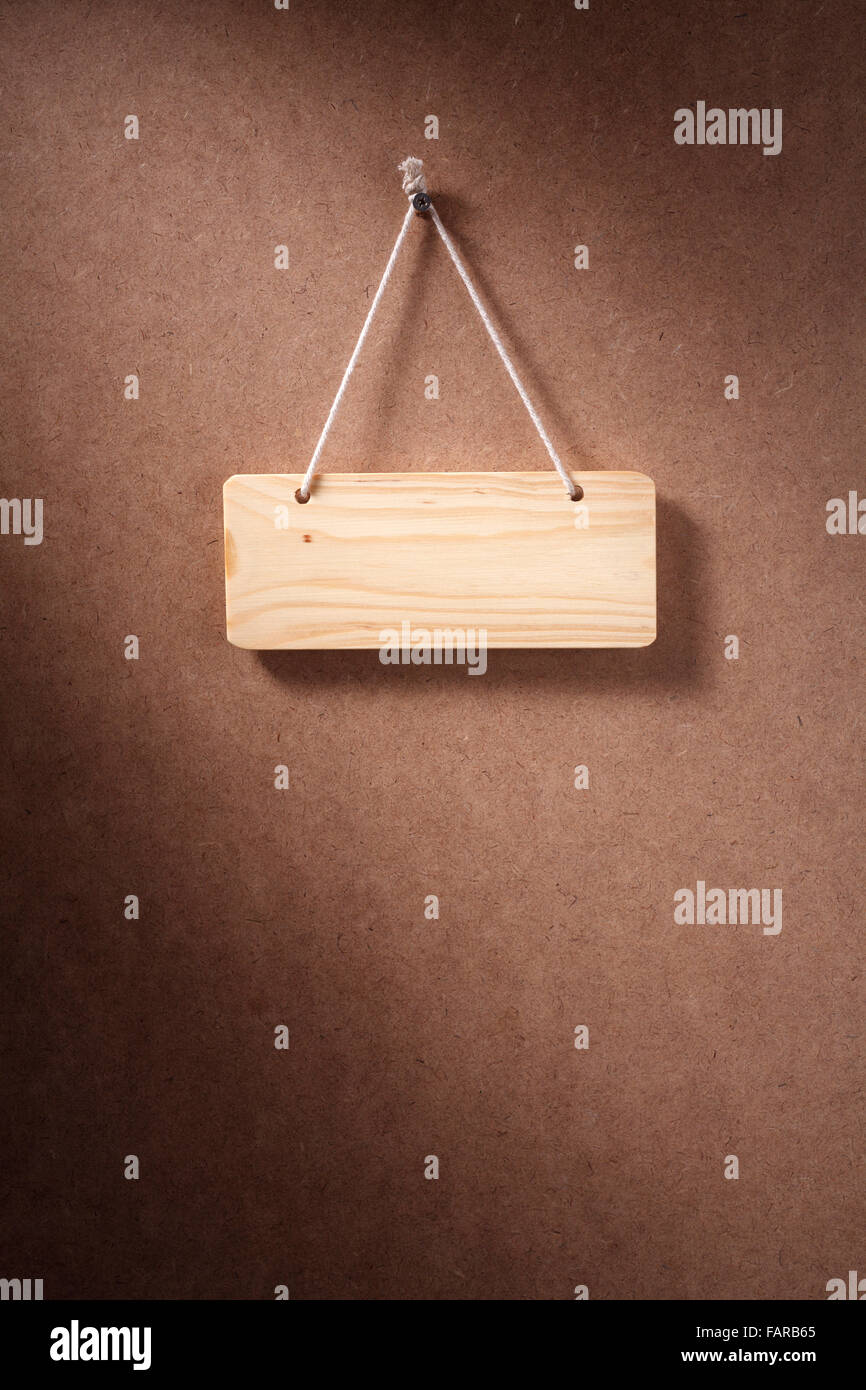 Empty wooden sign hung on background Stock Photo - Alamy