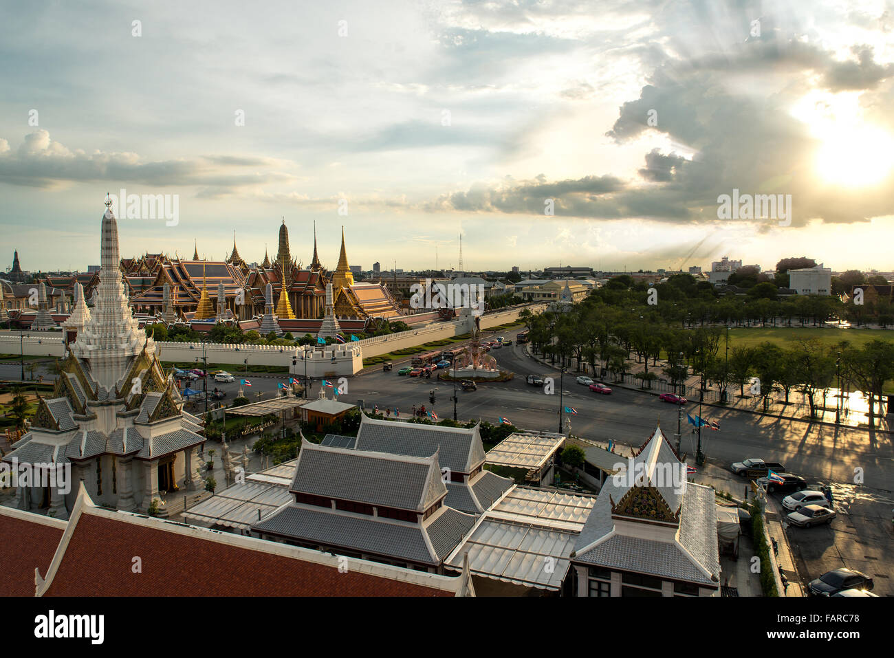 City pillars hi-res stock photography and images - Alamy
