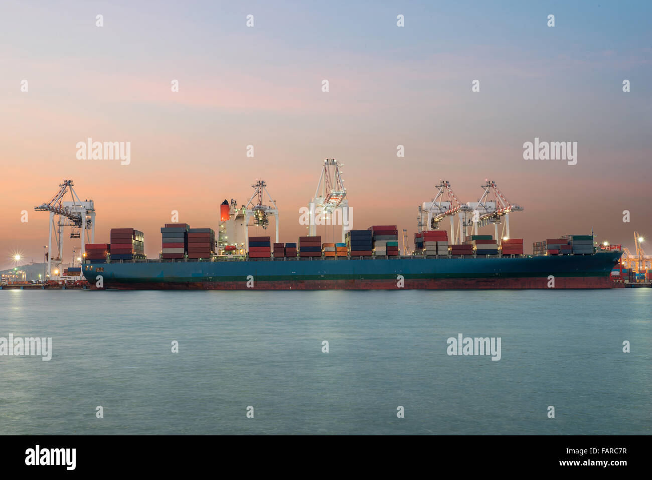 Heavy cargo ship hi-res stock photography and images - Alamy