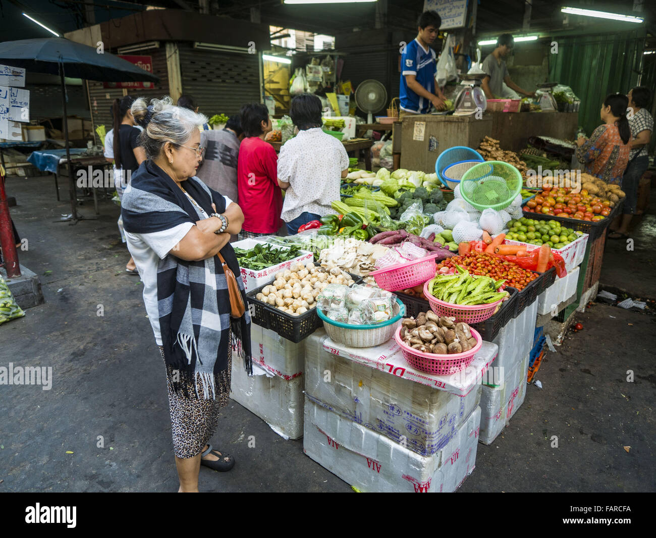 Jan. 4, 2016 - Bangkok, Bangkok, Thailand - A woman shops for produce ...