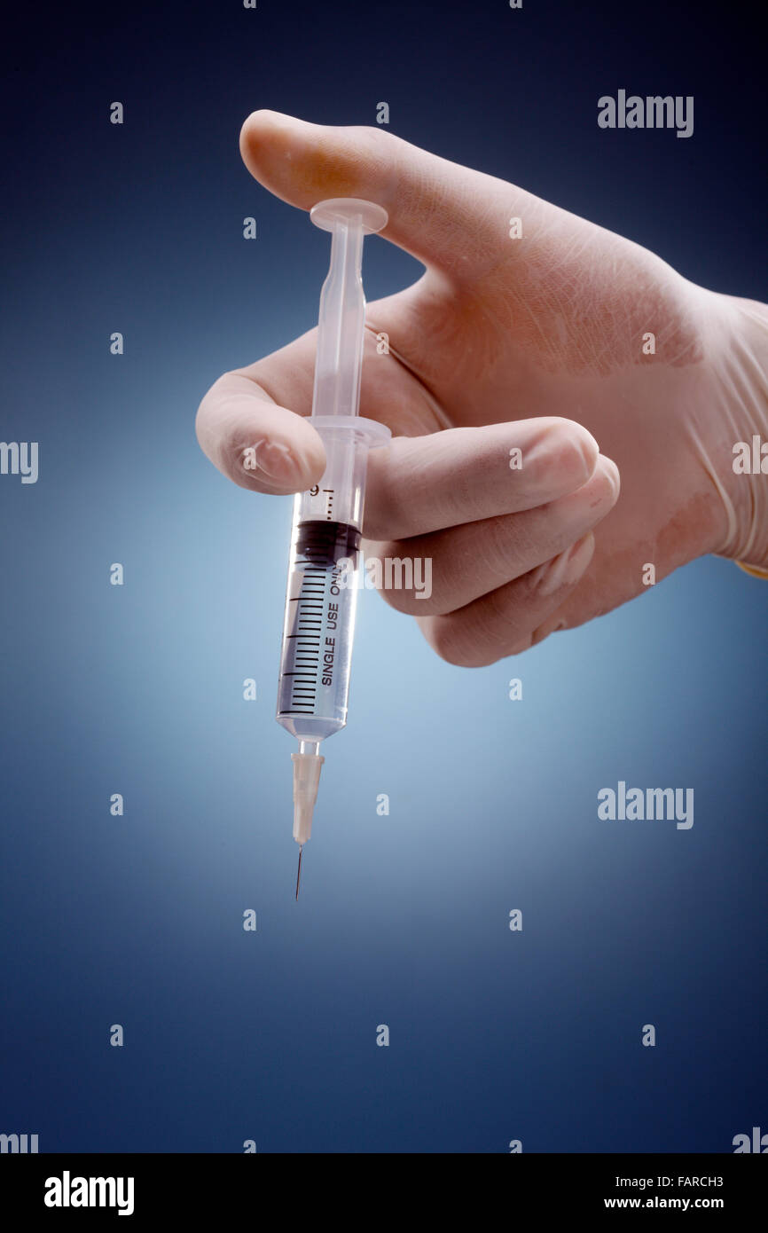 A person holding a syringe Stock Photo - Alamy
