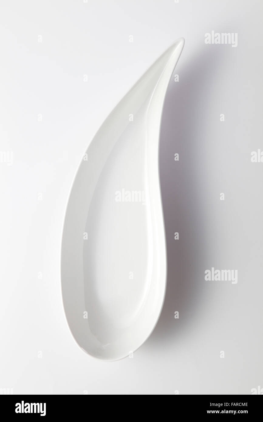 Clean white dinner plate with drop shadow Stock Photo - Alamy
