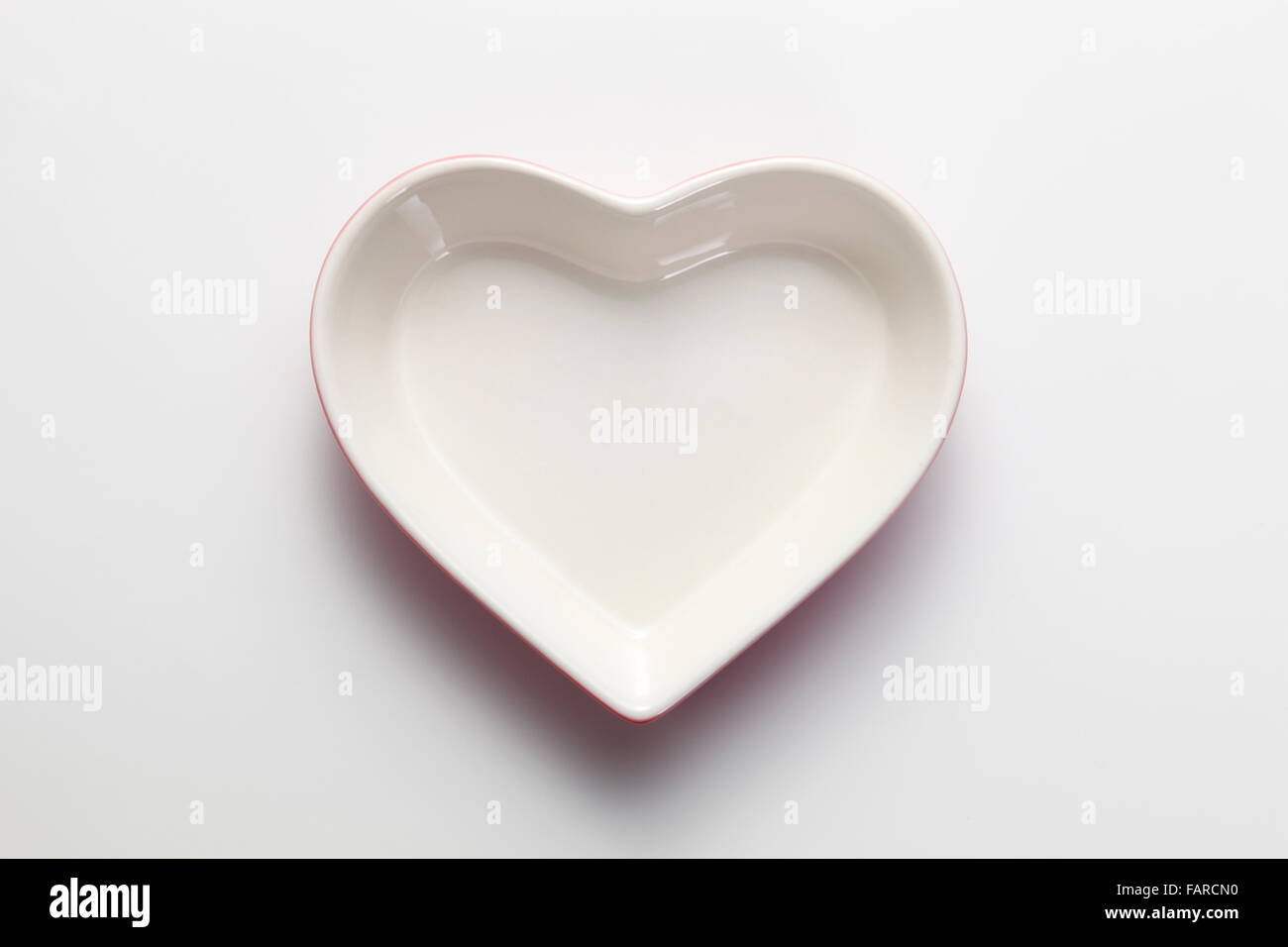 Clean white dinner plate with drop shadow Stock Photo - Alamy