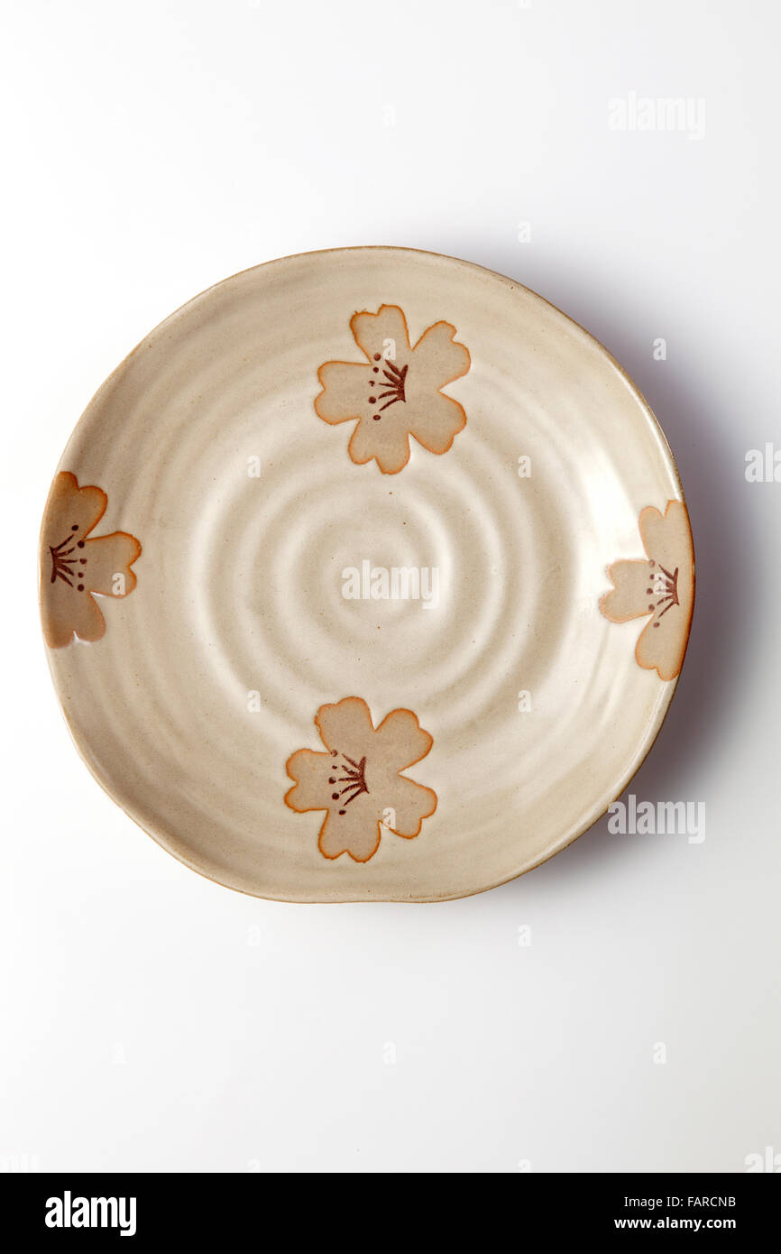 Clean white dinner plate with drop shadow Stock Photo - Alamy