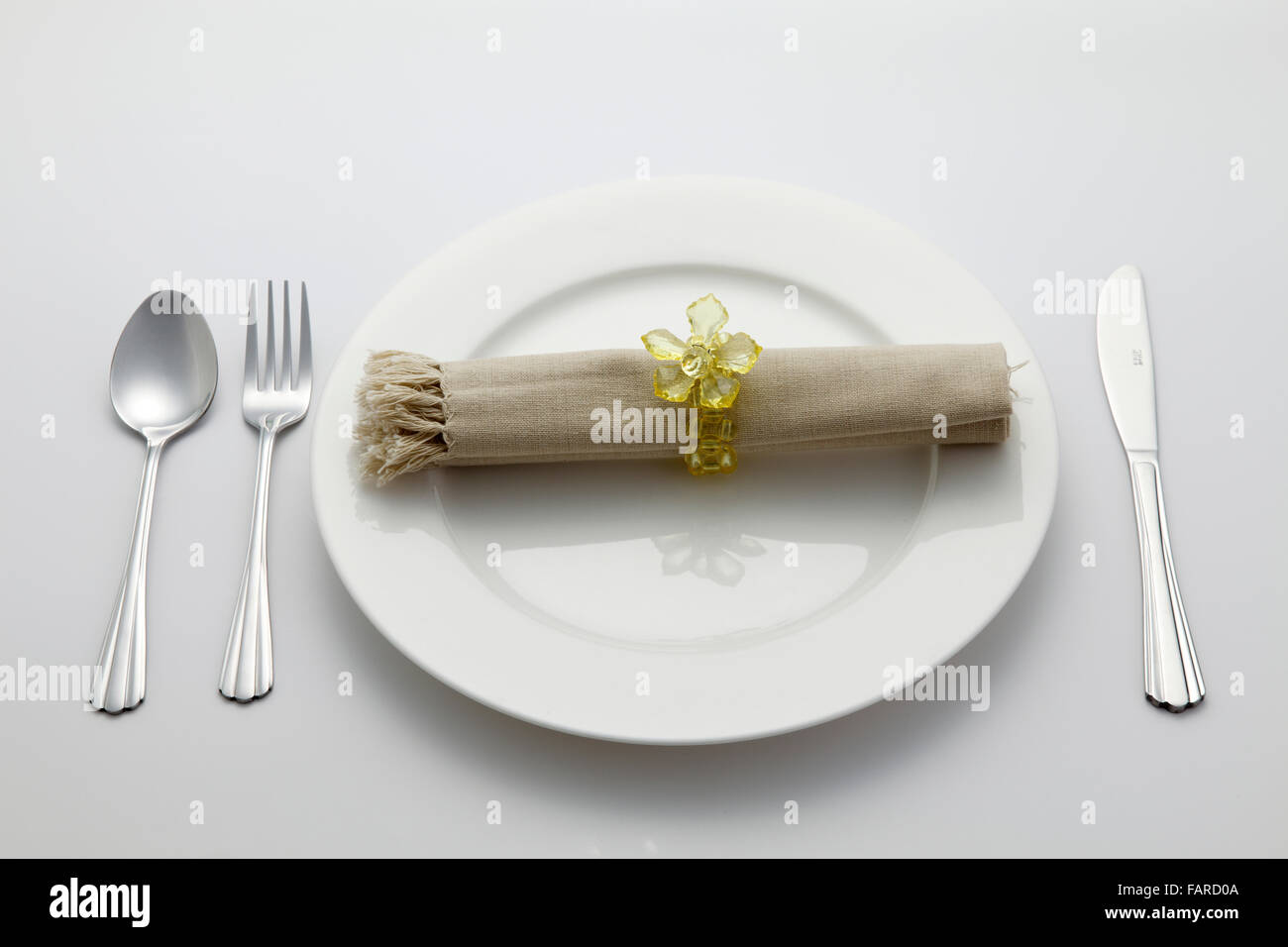 table setting of the dinnerware Stock Photo - Alamy