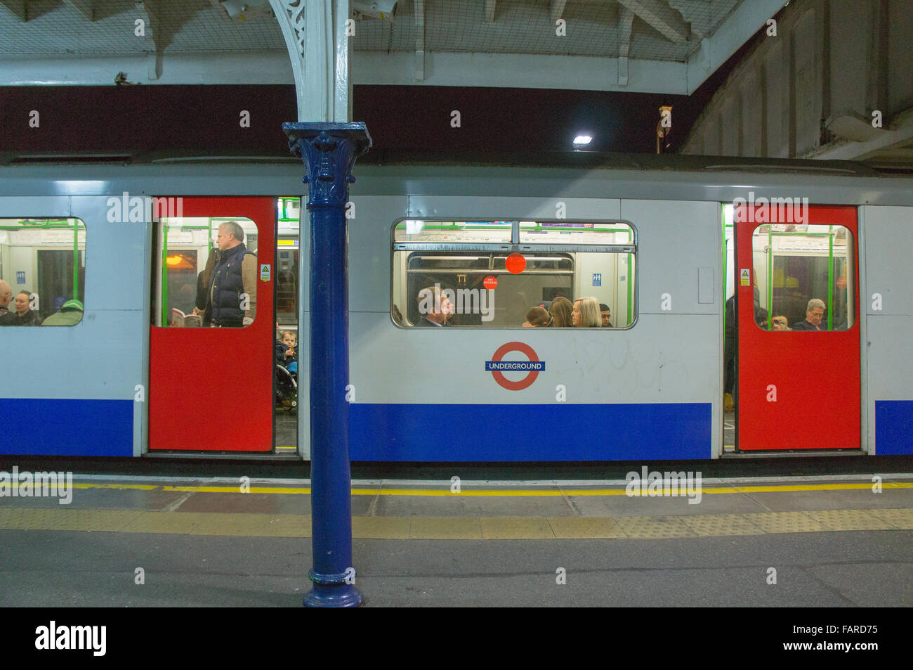 Kew gardens station hi-res stock photography and images - Alamy