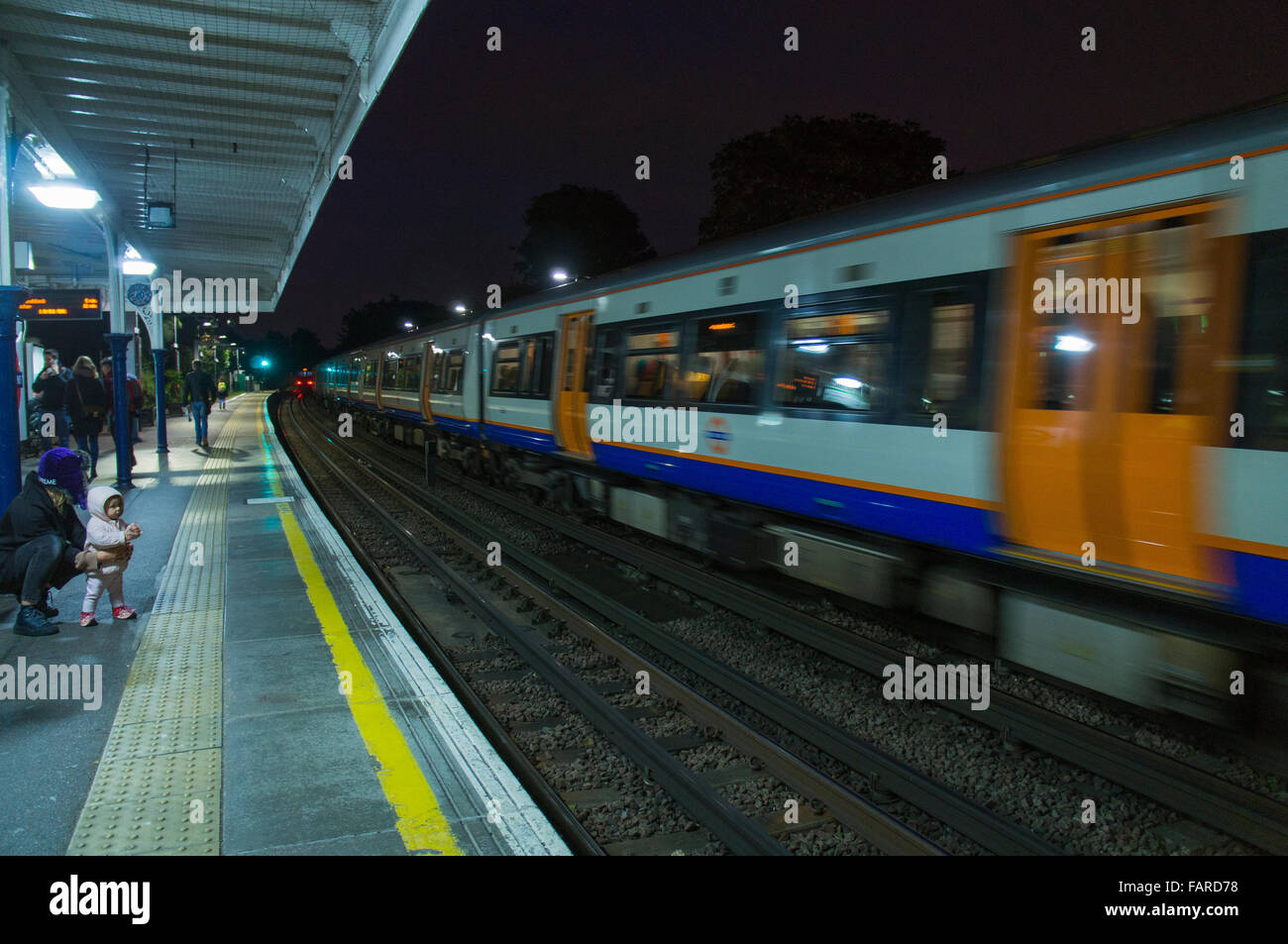 Kew gardens station hi-res stock photography and images - Alamy