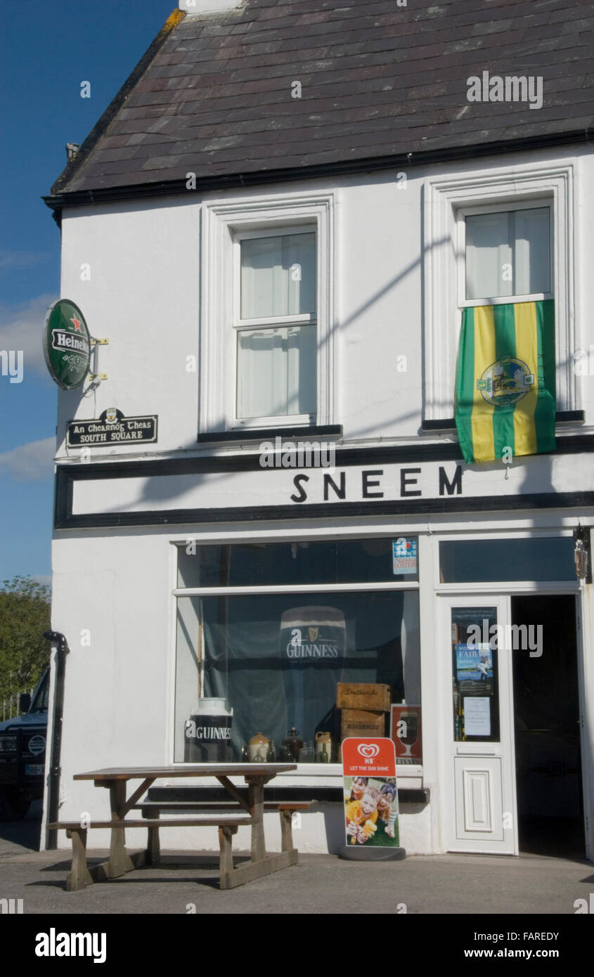 EIRE; CO. KERRY; SNEEM PUB Stock Photo - Alamy