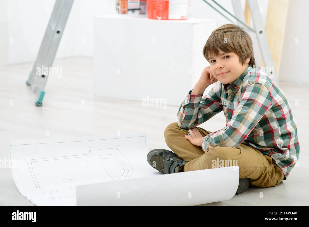 Little boy doing renovation Stock Photo - Alamy