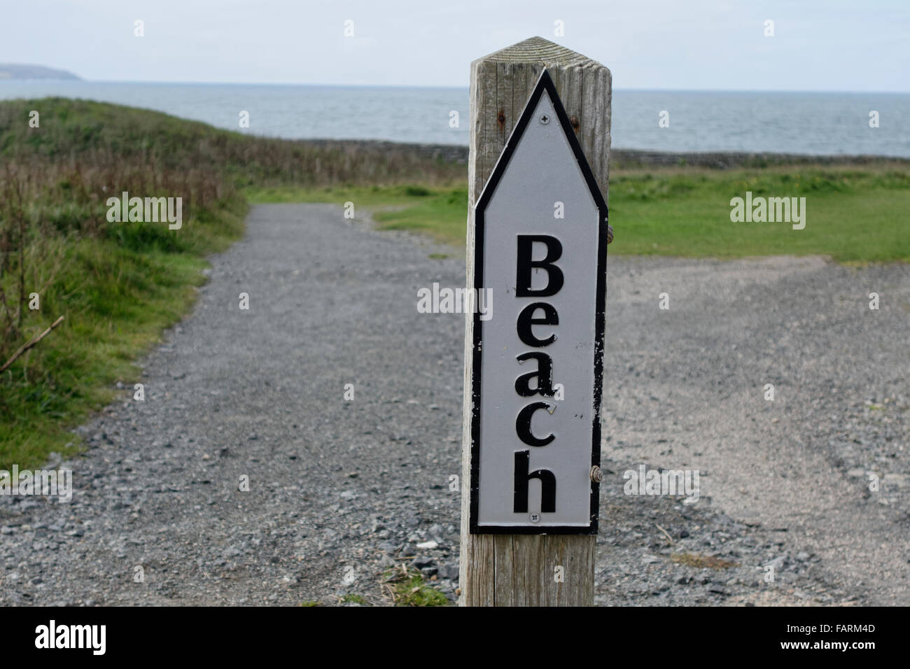 Sign to the beach Stock Photo - Alamy