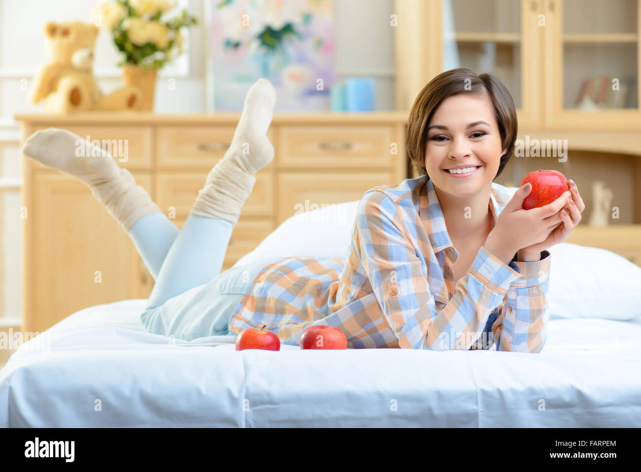 Young smiling girl posing with apples Stock Photo - Alamy