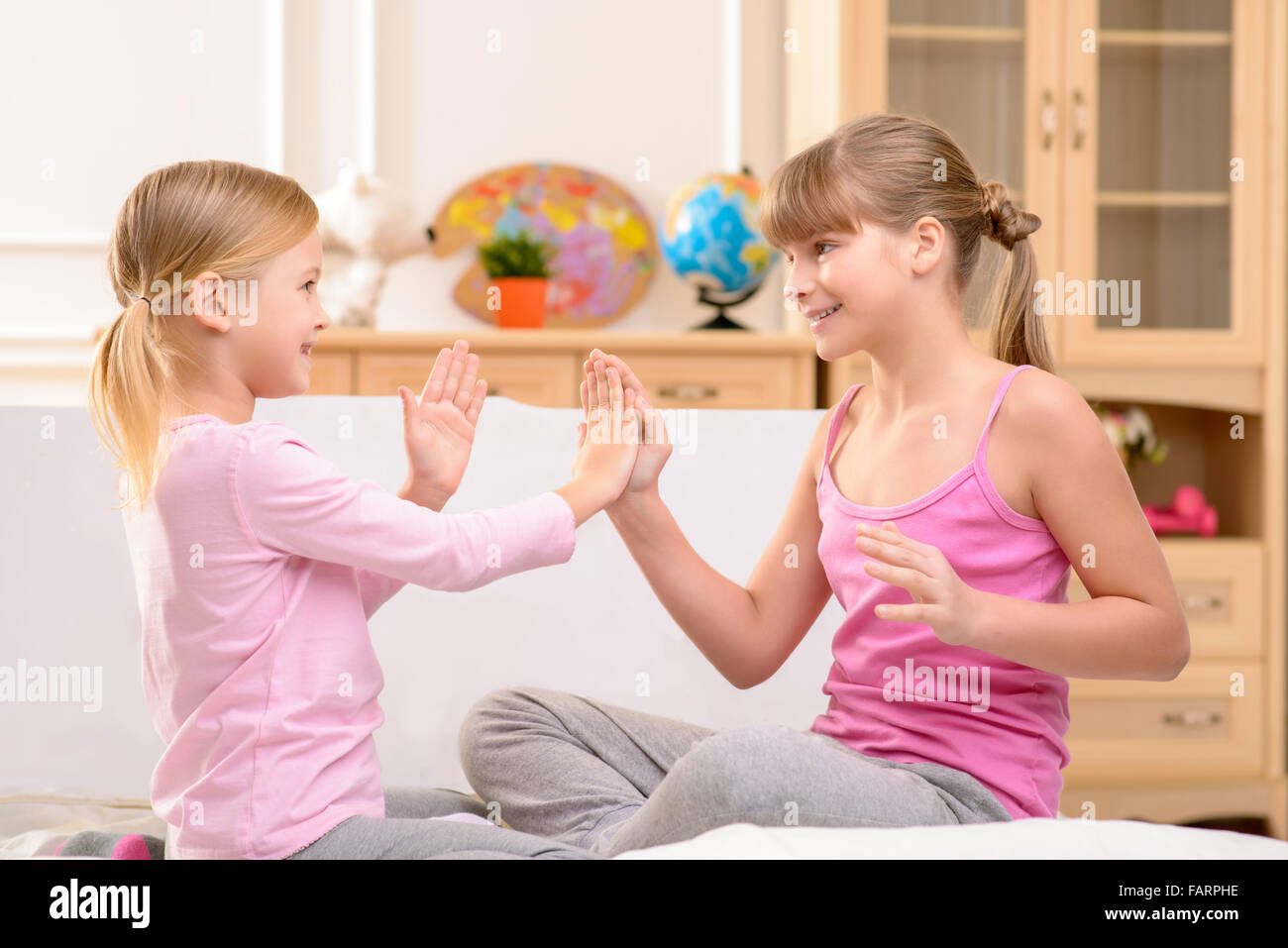 Children clapping hands hi-res stock photography and images - Alamy