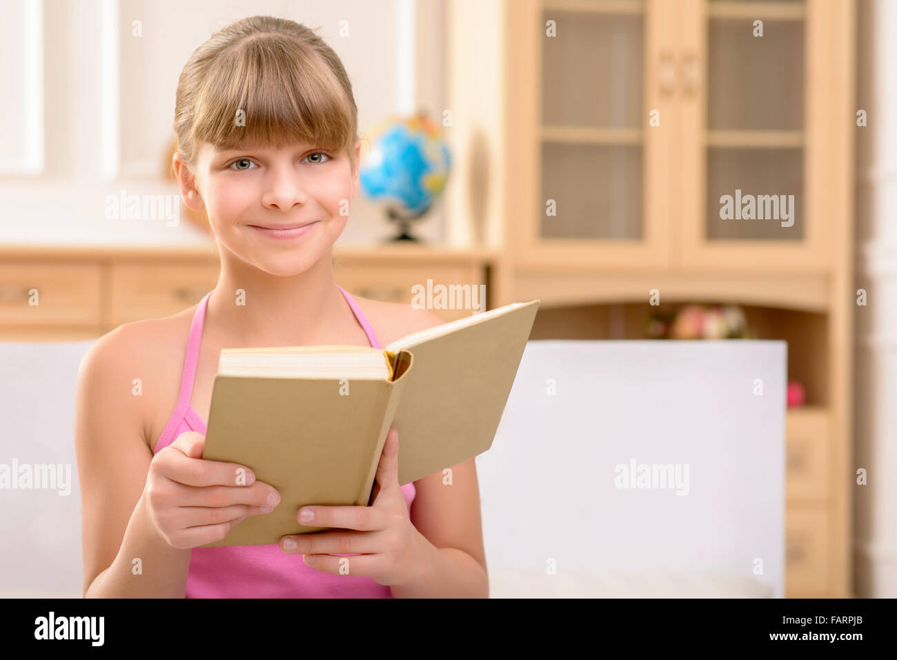 Pretty little girl reading Stock Photo - Alamy