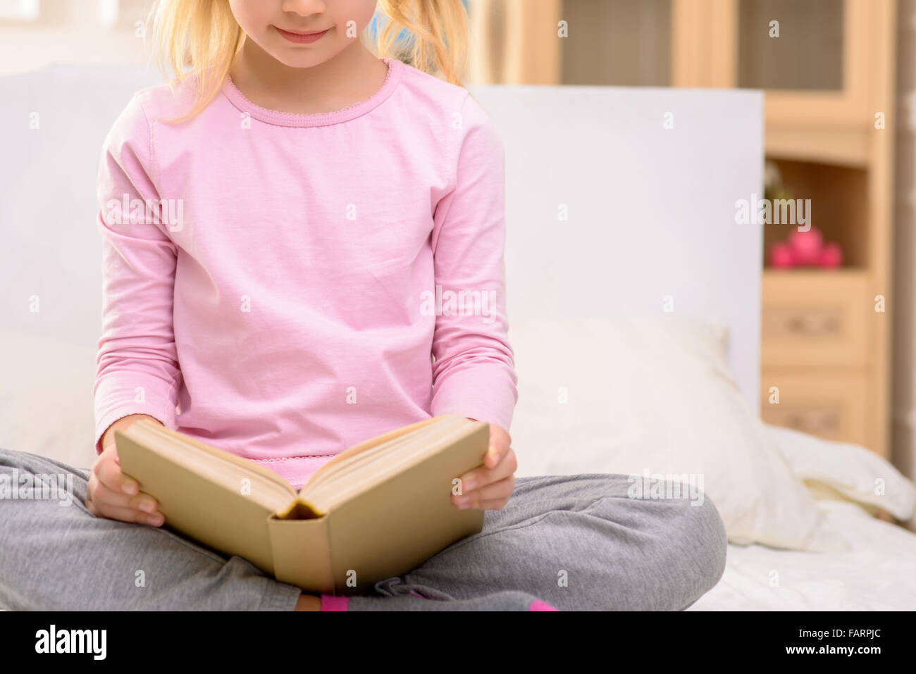 Pretty little girl reading Stock Photo - Alamy