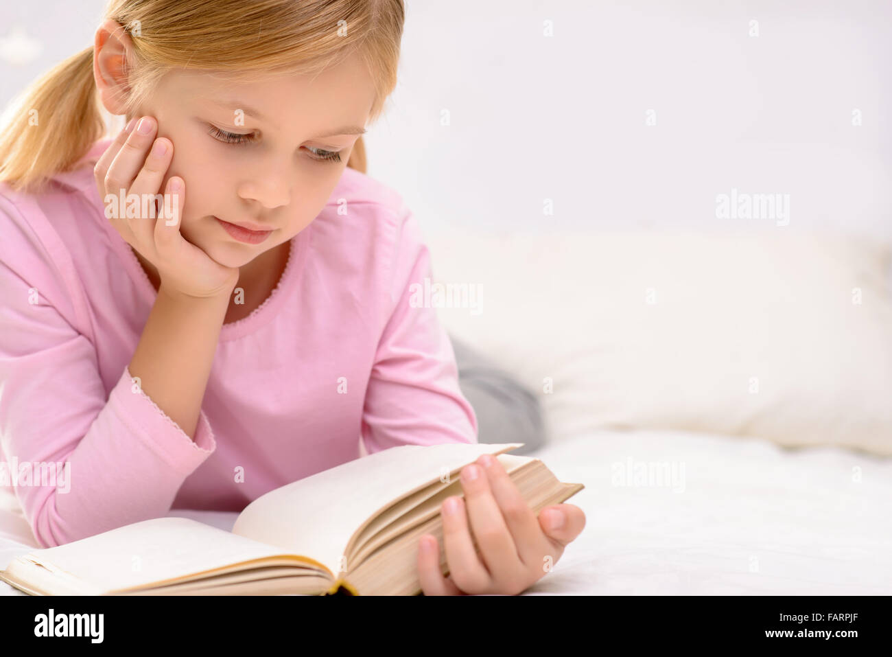 Pretty little girl reading Stock Photo - Alamy
