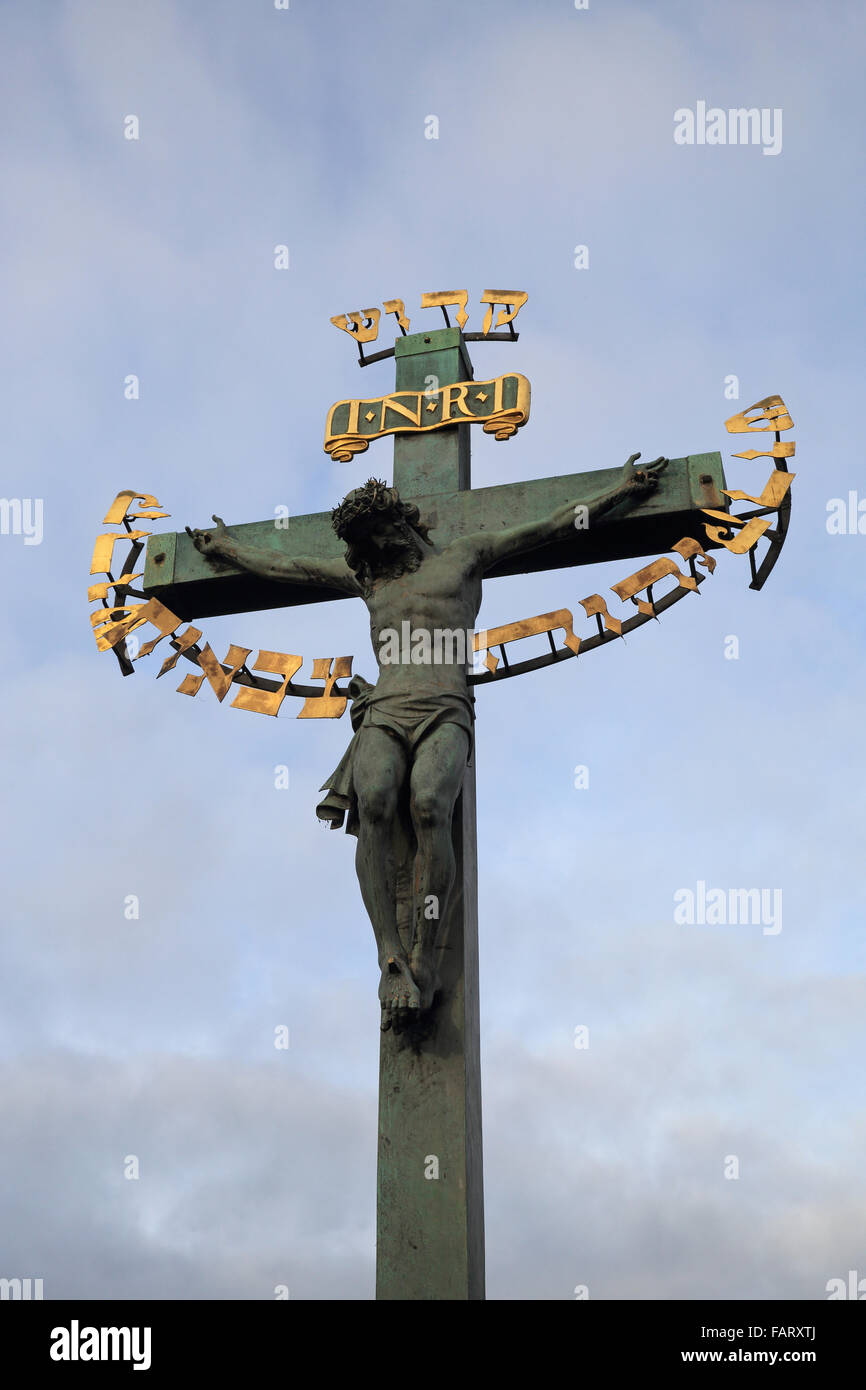 Tourists visiting charles bridge on hi-res stock photography and images ...