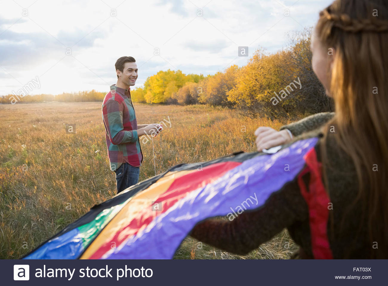 Couple flying kite hi-res stock photography and images - Alamy