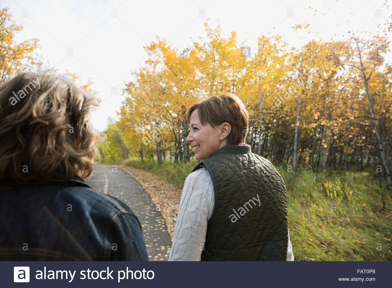 Women on path hi-res stock photography and images - Alamy