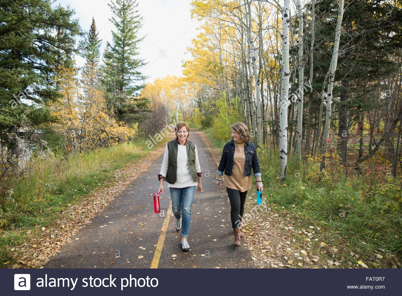 Women on path hi-res stock photography and images - Alamy