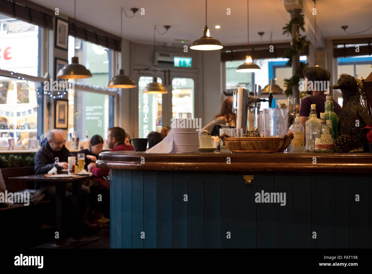 Classic english pub interior hi-res stock photography and images - Alamy