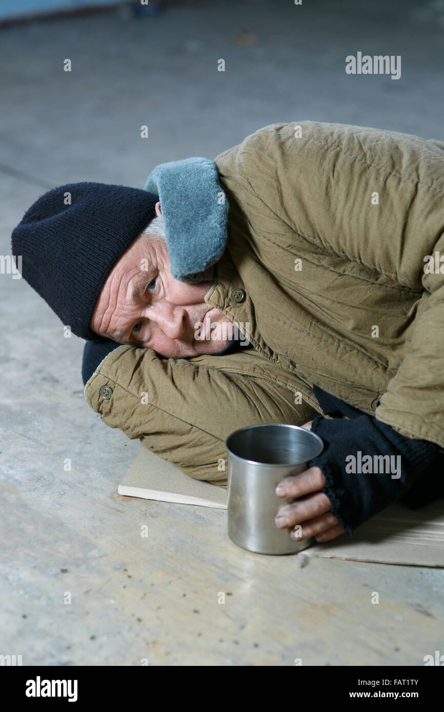 Homeless old man on streets hi-res stock photography and images - Alamy