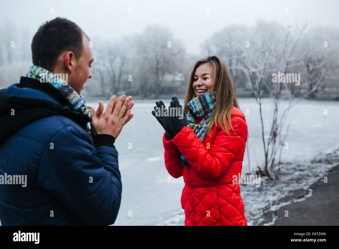 Couple clapping hands hi-res stock photography and images - Alamy